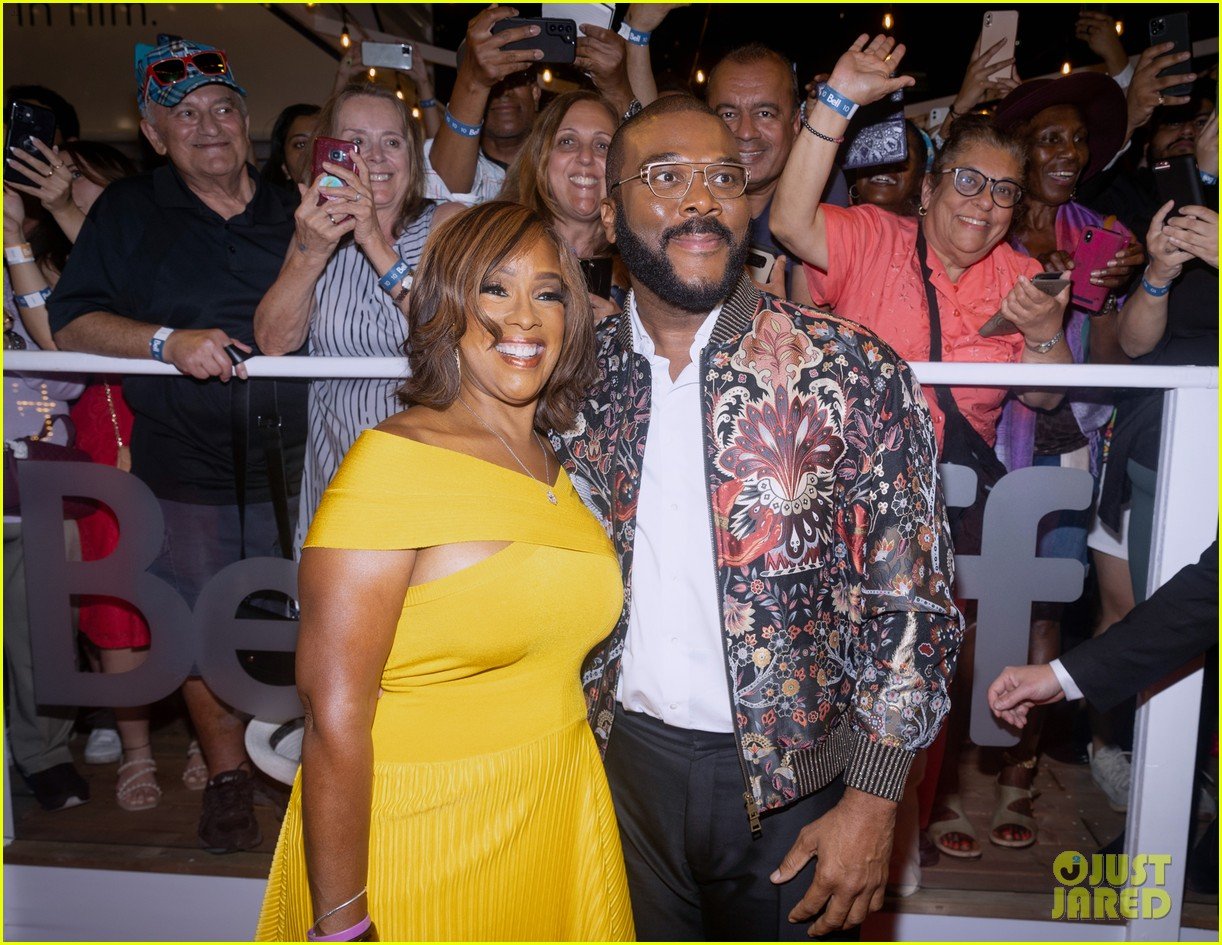 Oprah Winfrey Dazzles in Silver Dress at TIFF Premiere of 'Sidney ...