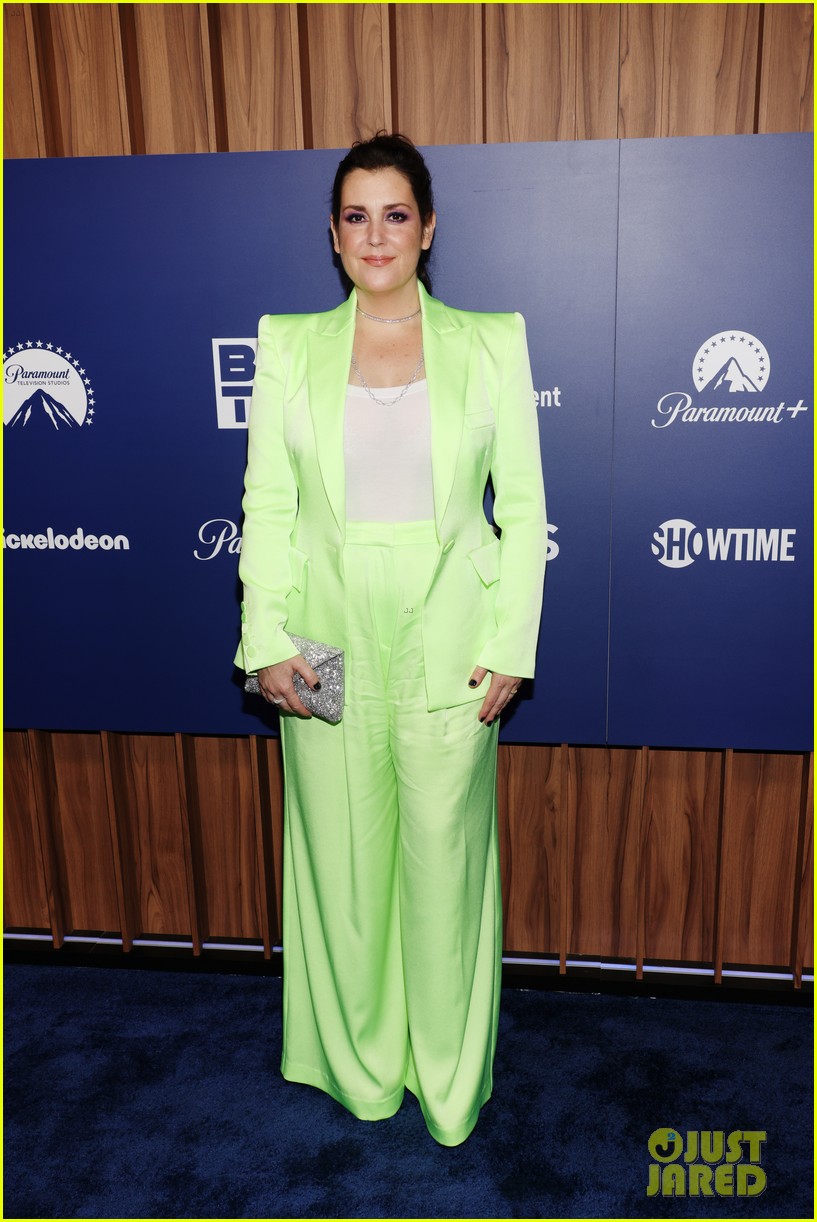 Melanie Lynskey & Juno Temple Twin in Lime Green Look at Paramount's ...