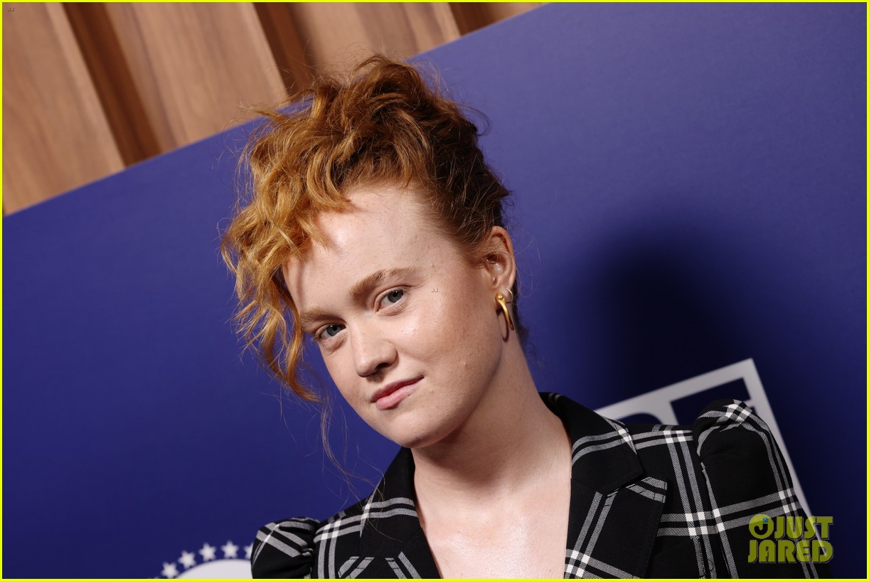 Melanie Lynskey & Juno Temple Twin in Lime Green Look at Paramount's ...