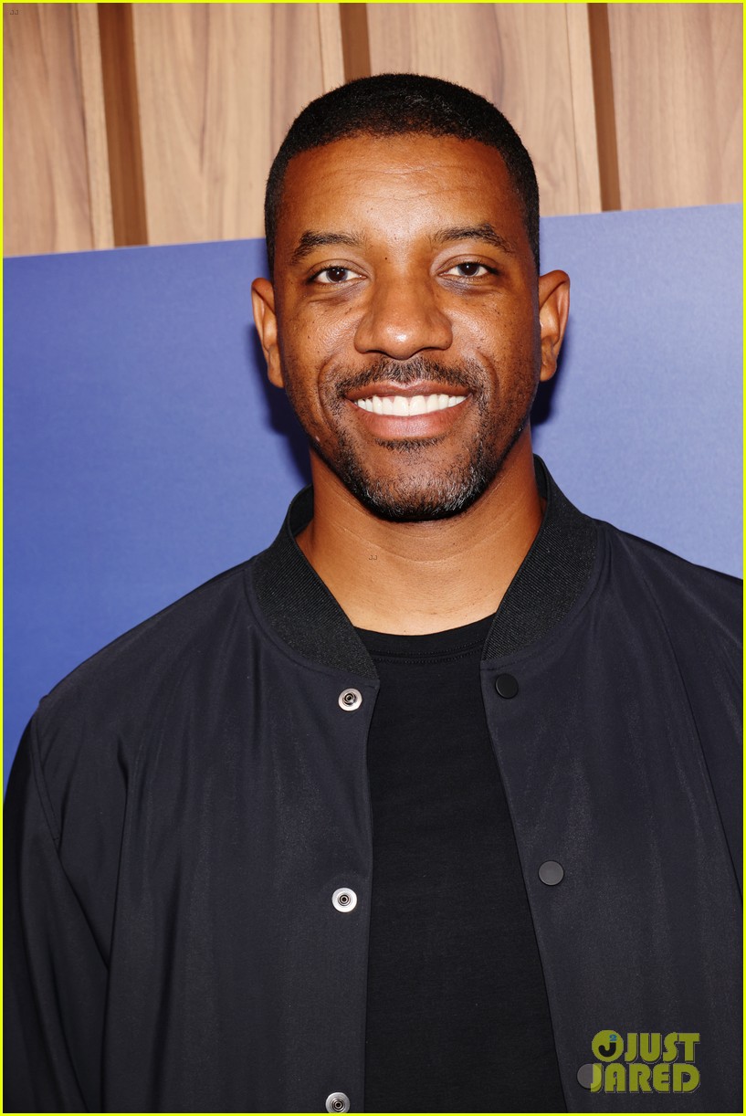 Melanie Lynskey & Juno Temple Twin in Lime Green Look at Paramount's ...