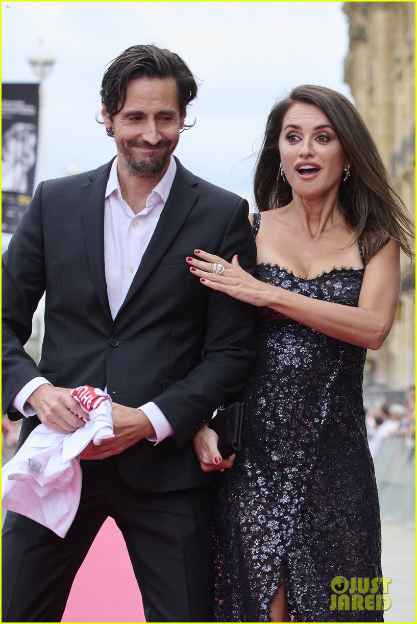 Penelope Cruz Surprised By Gifts From Fans at 'On The Fringe' Premiere ...