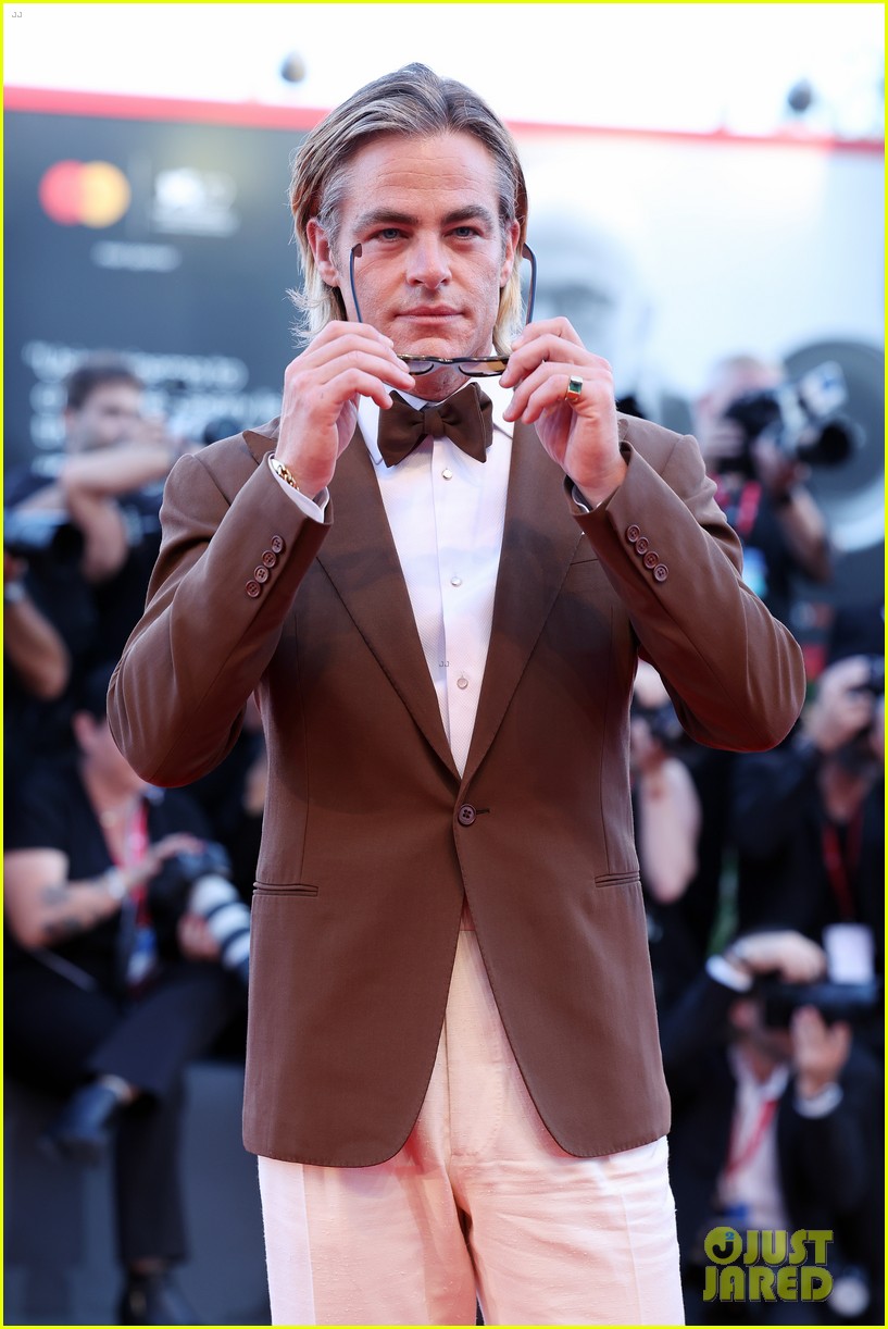 Chris Pine Goes Viral for Zoning Out During 'Don't Worry Darling' Press Conference in Venice ...