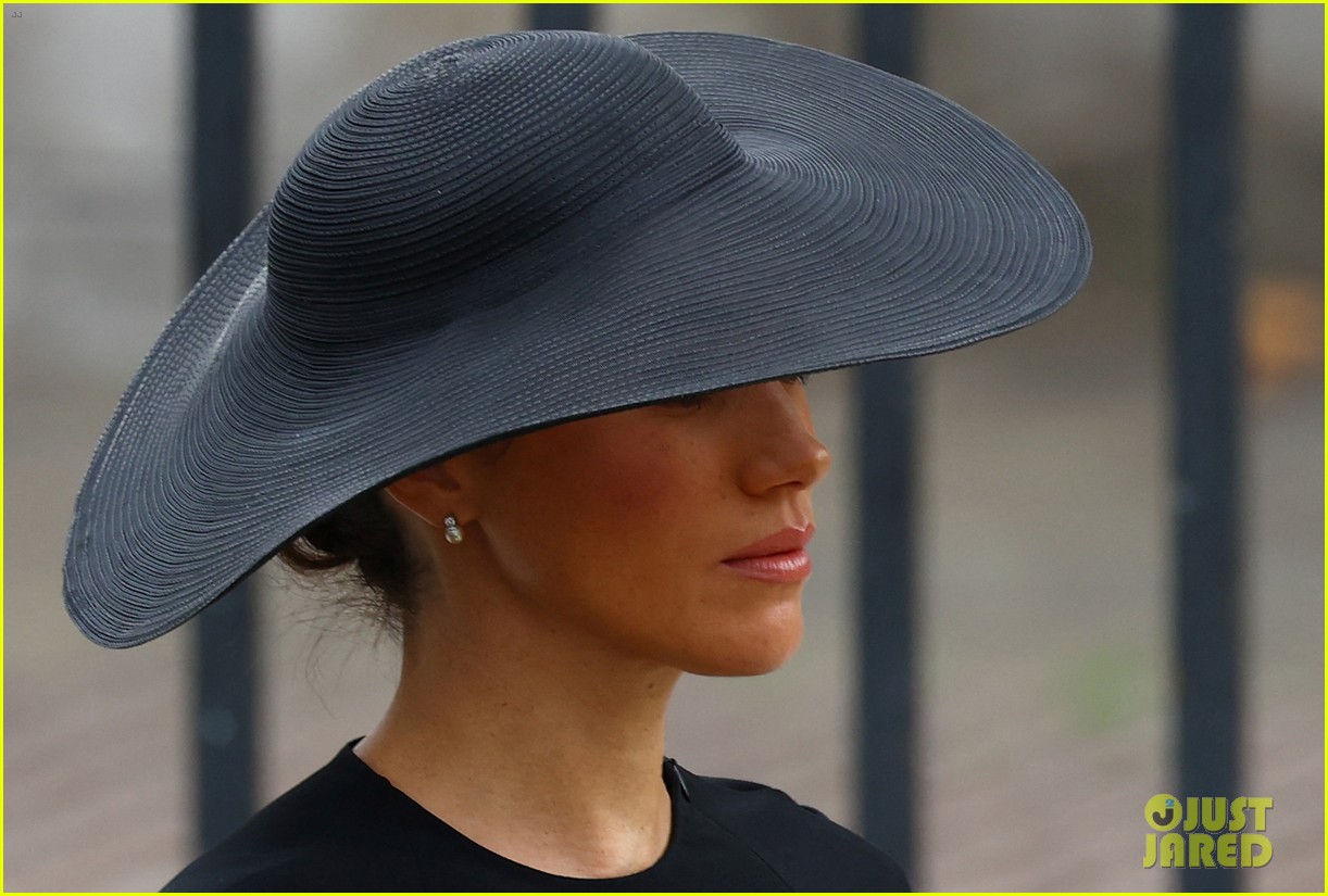 Kate Middleton, Meghan Markle, & Royal Family Look Somber & Emotional ...