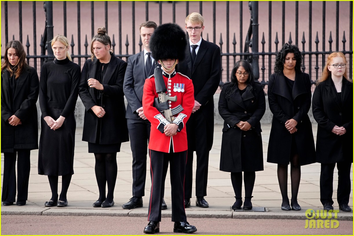 Queen Elizabeth's Staff Pays Tribute To Her One Final Time During ...
