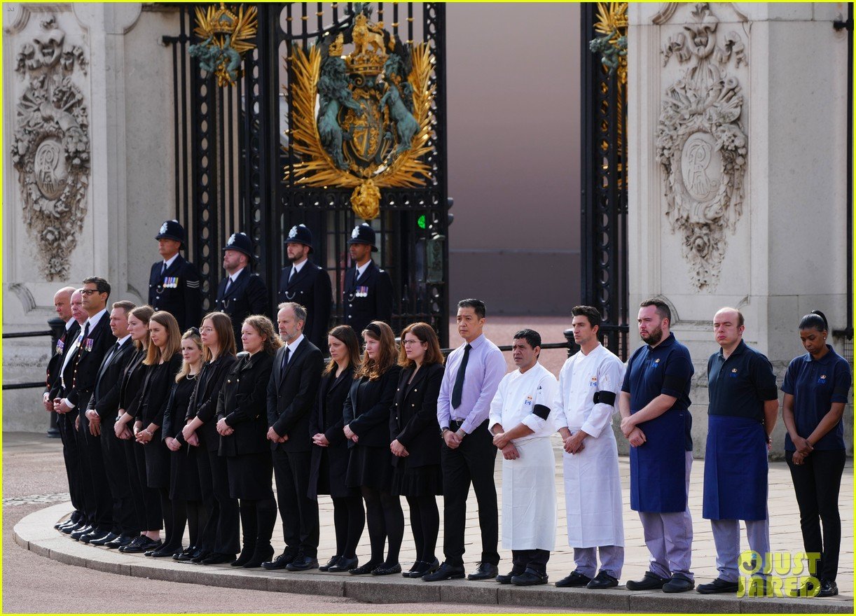 Queen Elizabeth's Staff Pays Tribute To Her One Final Time During ...