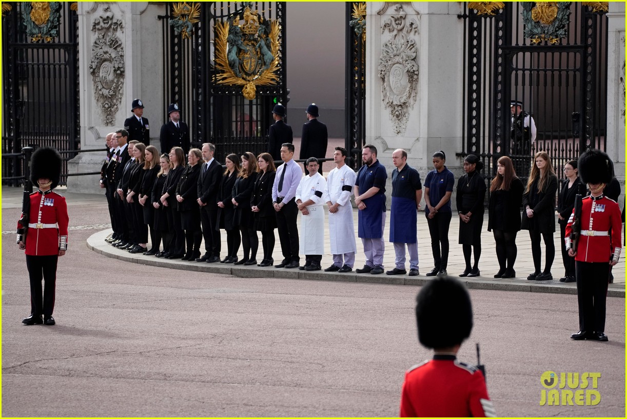 Queen Elizabeth's Staff Pays Tribute To Her One Final Time During ...