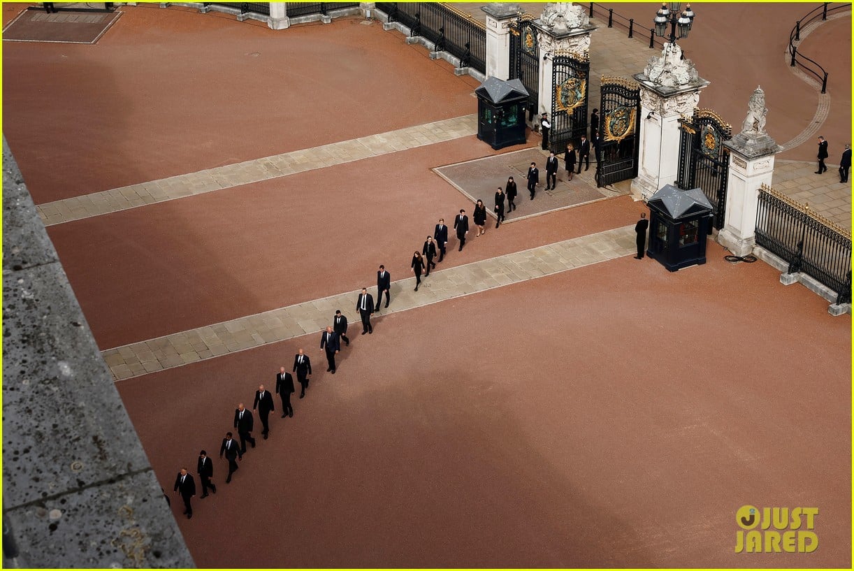 Queen Elizabeth's Staff Pays Tribute To Her One Final Time During ...
