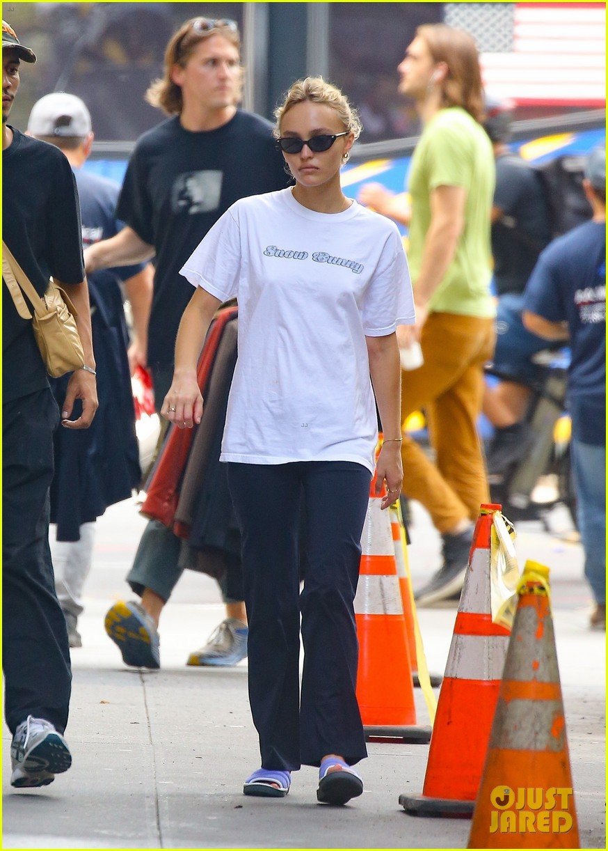 Lily-Rose Depp & Boyfriend Yassine Stein Hold Hands While Picking Up Lunch in NYC: Photo 4819499 ...