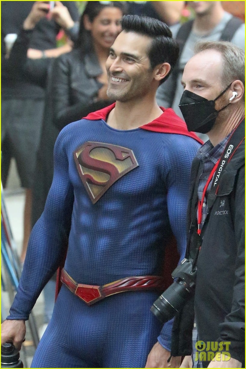 Tyler Hoechlin Looks Buff in His Superman Suit While Filming 'Superman ...