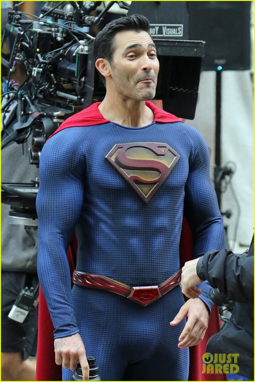 Tyler Hoechlin Looks Buff in His Superman Suit While Filming 'Superman ...