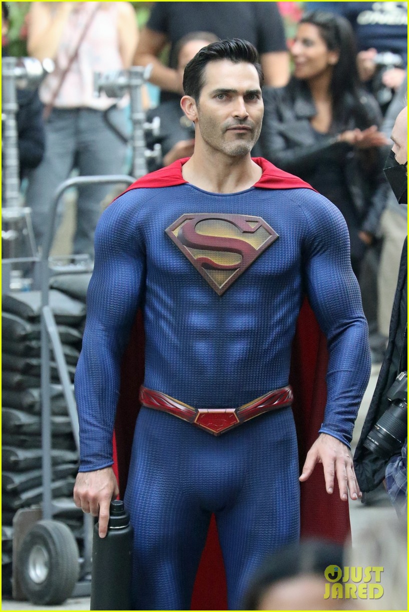 Tyler Hoechlin Looks Buff in His Superman Suit While Filming 'Superman ...