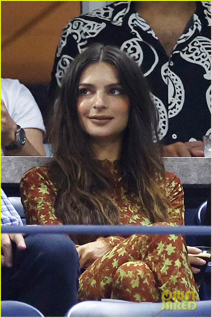 Emily Ratajkowski Hangs Out with Ziwe Fumudoh at U.S. Open 2022: Photo ...