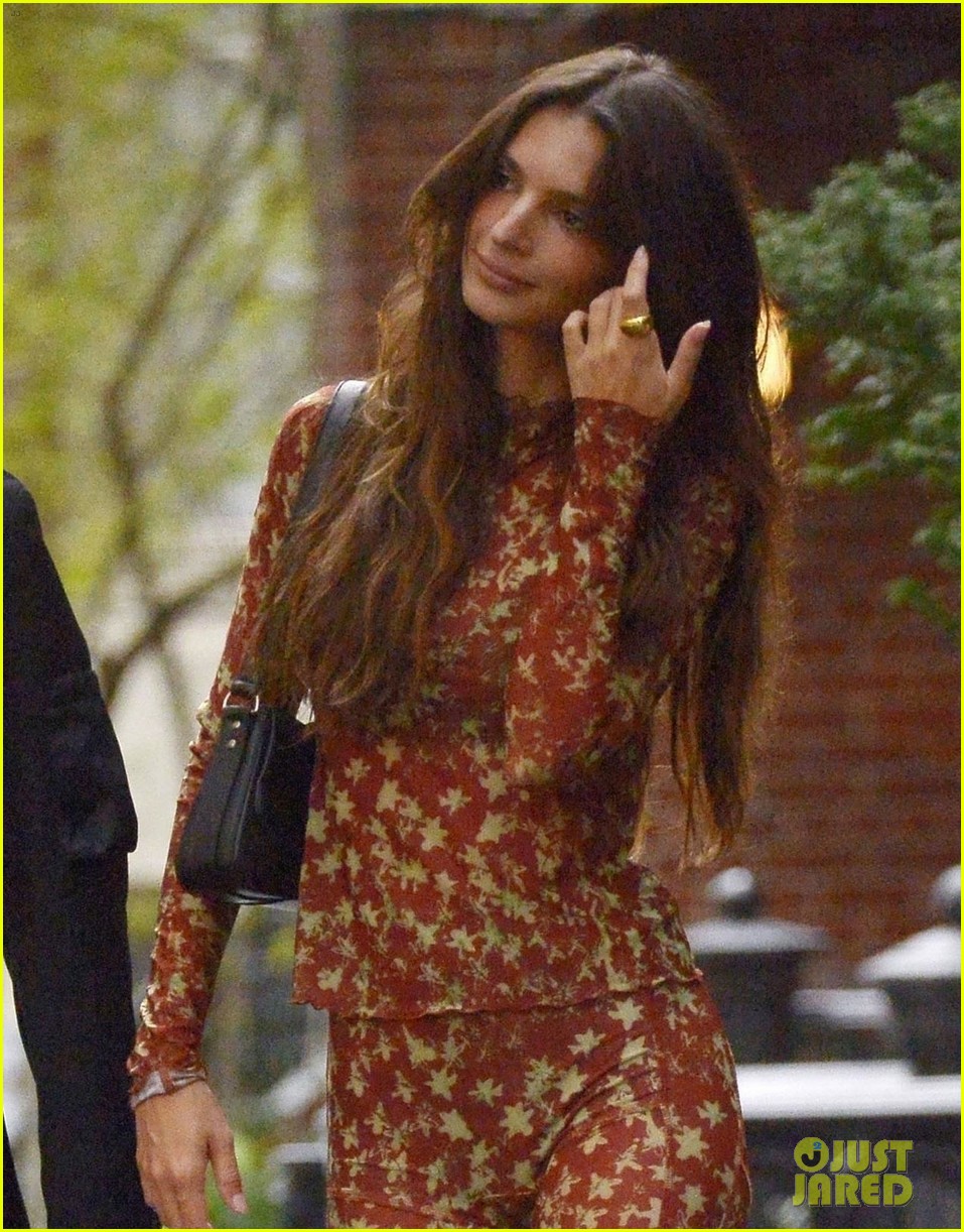 Photo: emily ratajkowski hangs out with ziwe at us open 08 | Photo ...