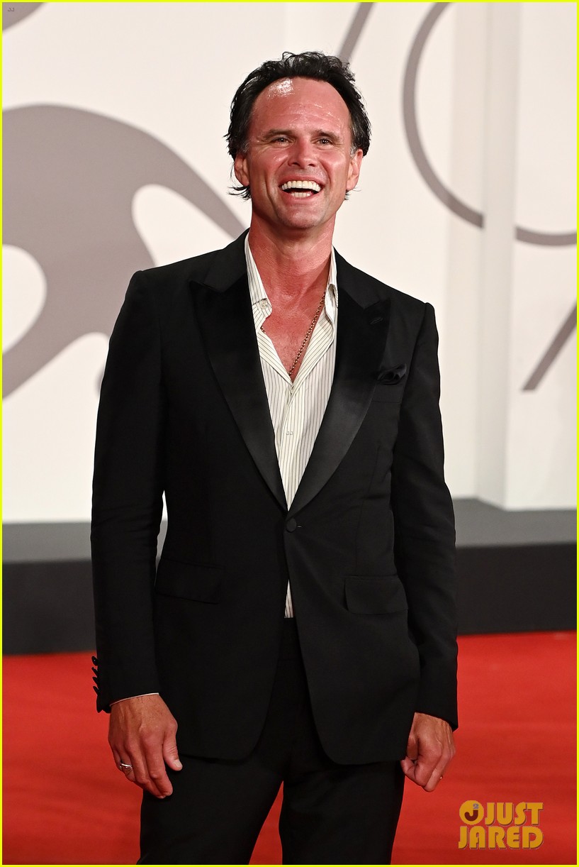 Zooey Deschanel & Jonathan Scott Kiss at 'Dreamin' Wild' Premiere at ...