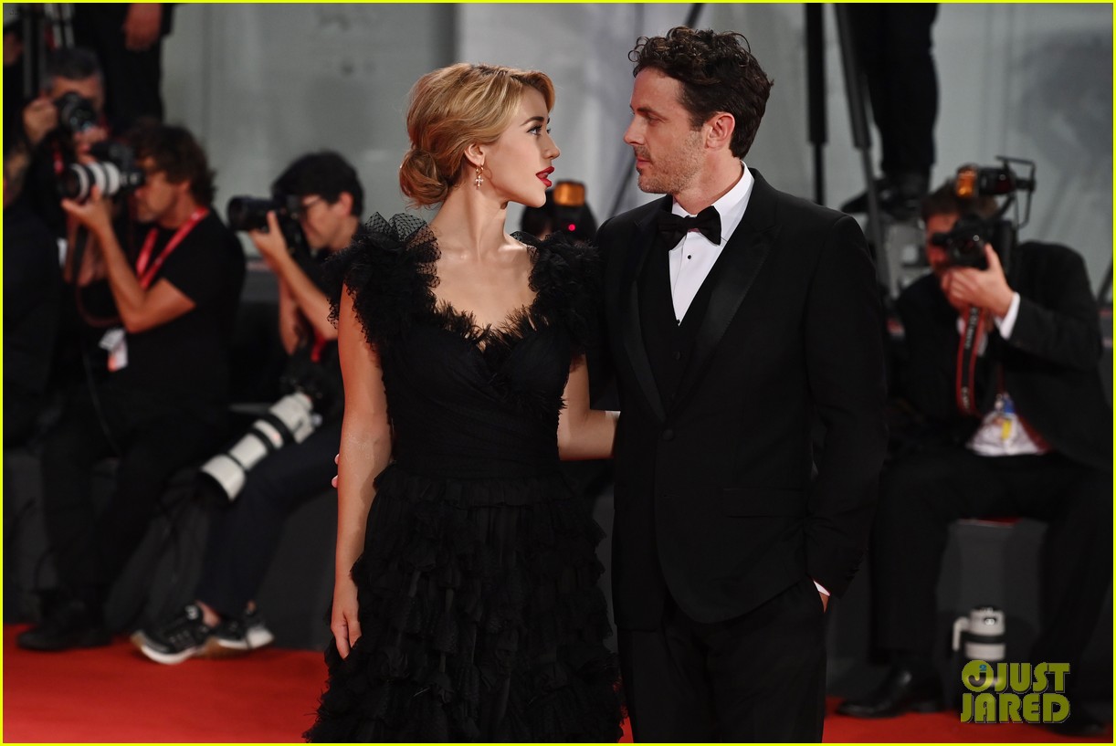 Zooey Deschanel & Jonathan Scott Kiss at 'Dreamin' Wild' Premiere at ...