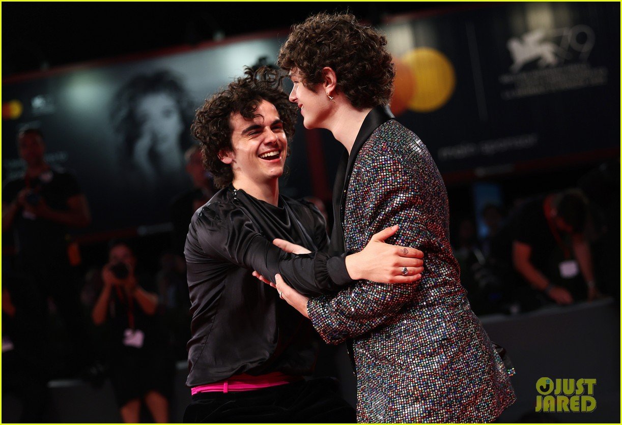 Zooey Deschanel & Jonathan Scott Kiss at 'Dreamin' Wild' Premiere at ...