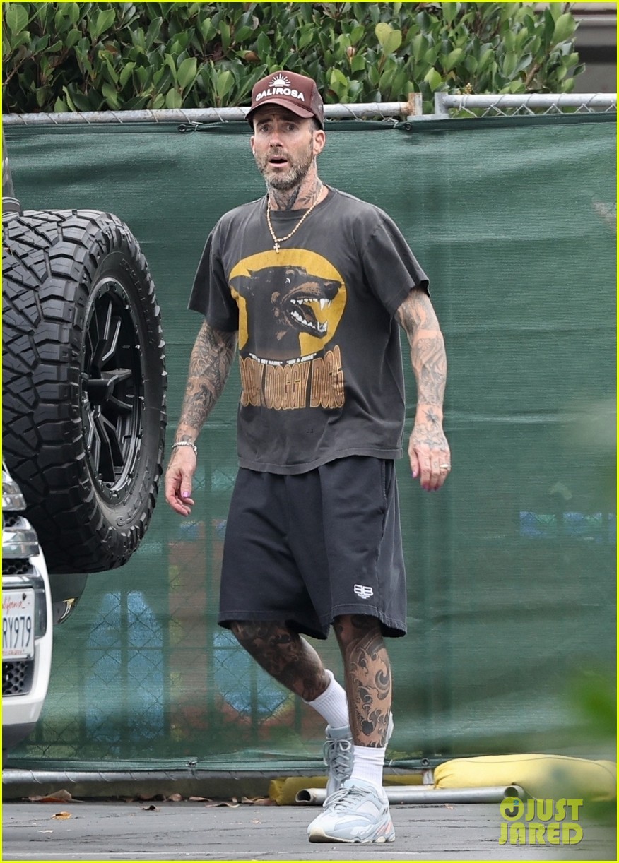 Adam Levine Keeps Busy While Running Errand in Santa Barbara: Photo ...