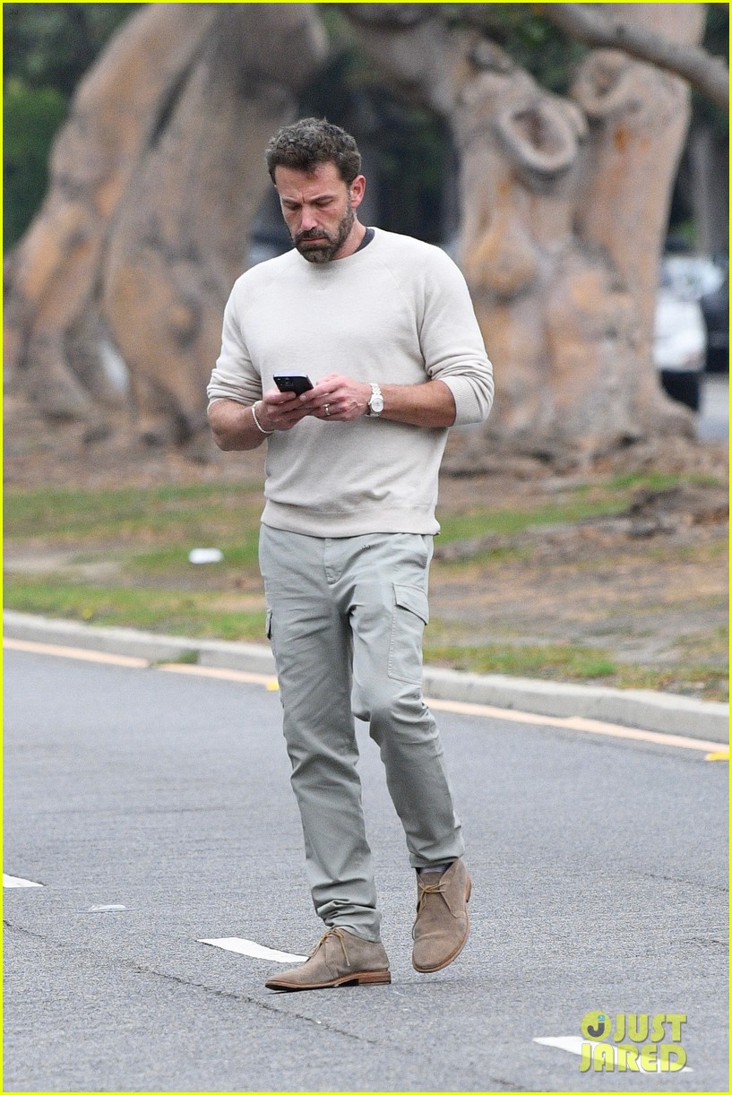 Ben Affleck Looks Ready for Fall in New Candid Photos: Photo 4830647 ...