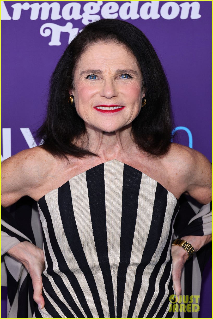 Anne Hathaway Stuns In Two Very Different Looks For 'Armageddon Time ...