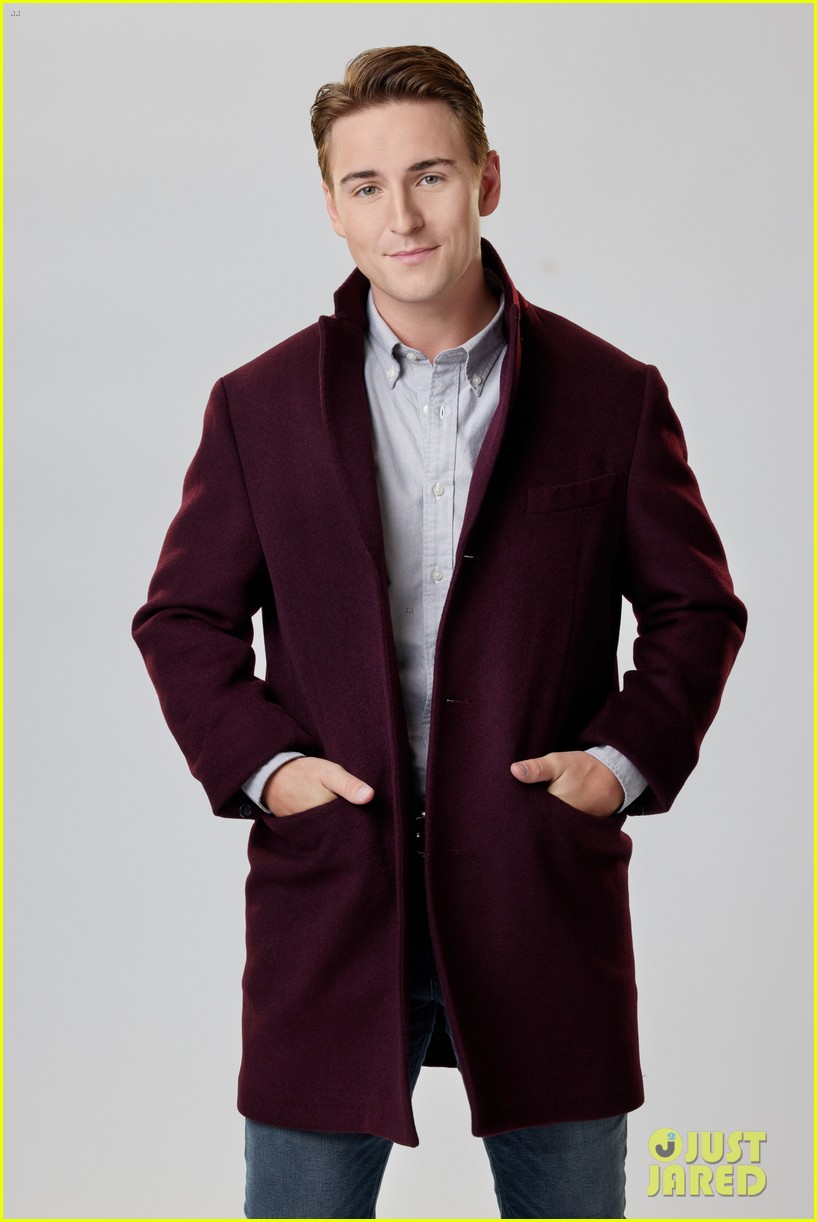 Aimee Teegarden Finds Her Passion In New York City in Hallmark's ...