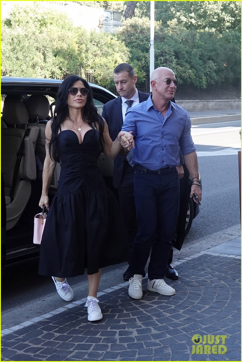 Jeff Bezos & Girlfriend Lauren Sanchez Go Sightseeing at the Colosseum ...