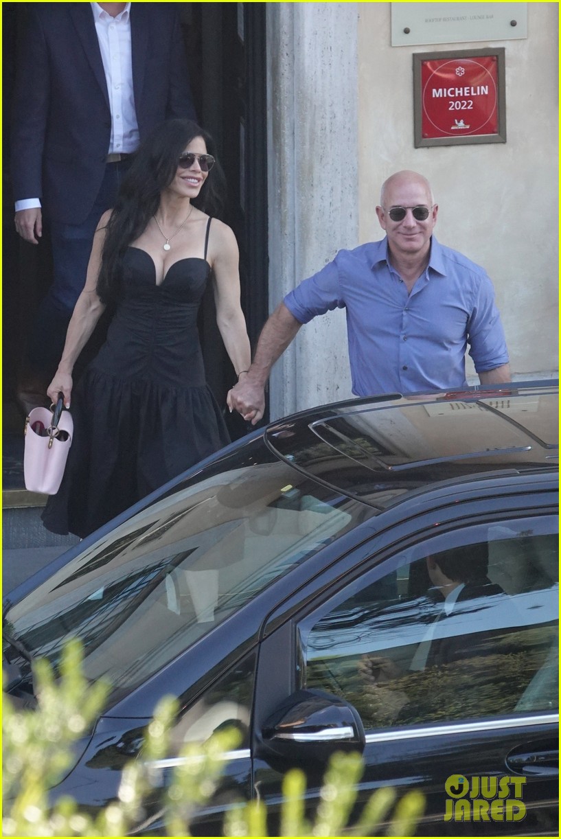 Jeff Bezos & Girlfriend Lauren Sanchez Go Sightseeing at the Colosseum ...