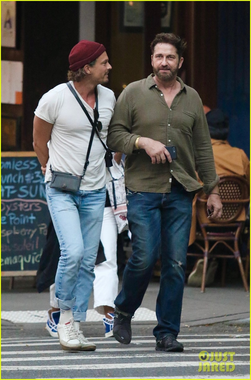 Gerard Butler Takes Selfies With Fans While Running Errands in NYC ...