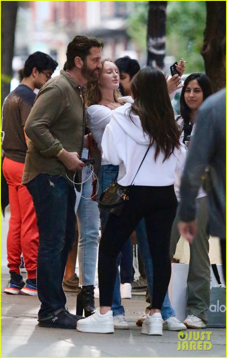 Gerard Butler Takes Selfies With Fans While Running Errands in NYC ...