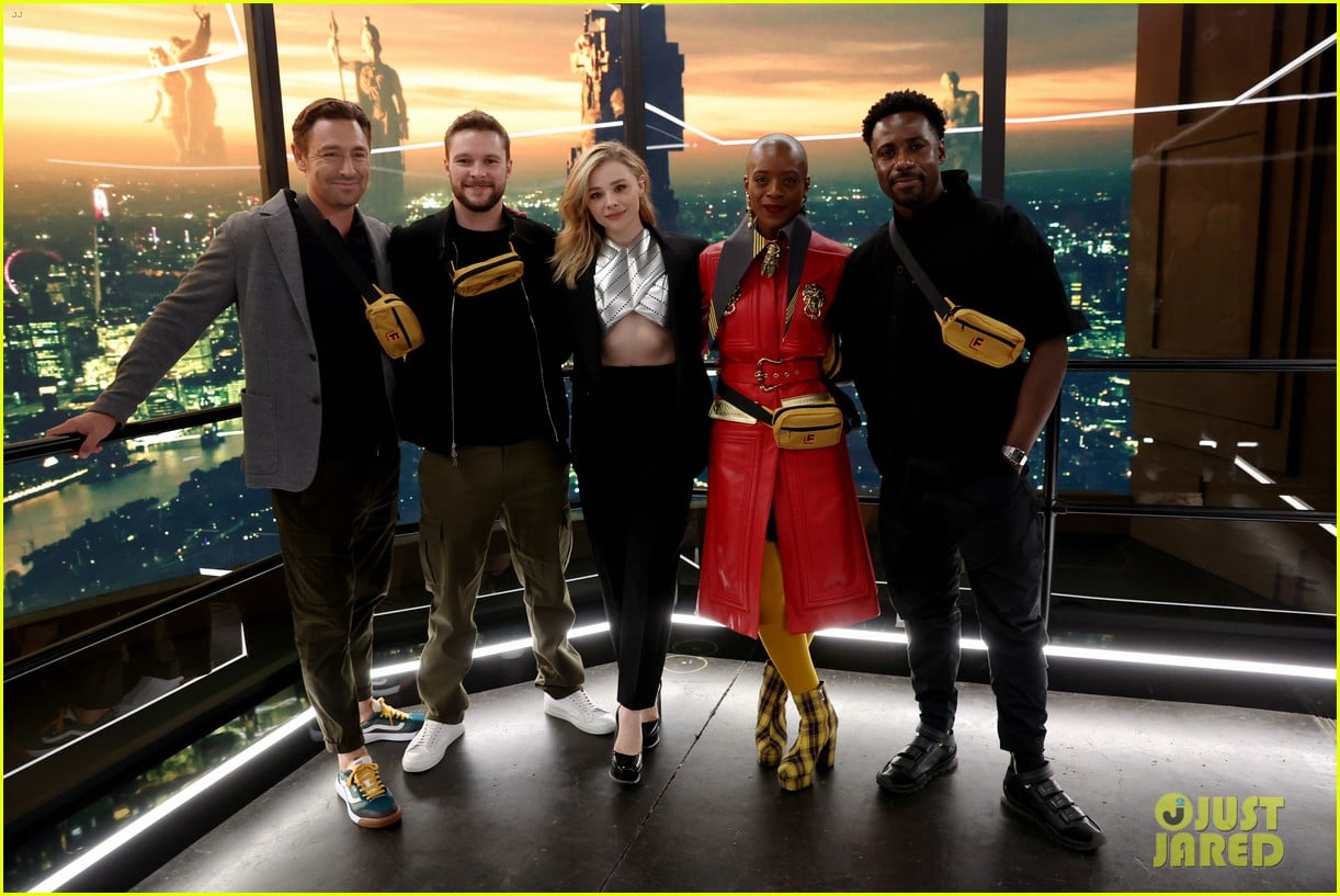 Chloe Moretz & 'The Peripheral' Cast Members Attend New York Comic Con ...