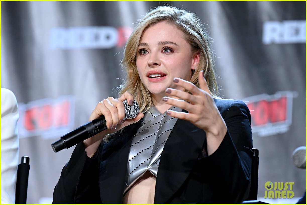 Chloe Moretz & 'The Peripheral' Cast Members Attend New York Comic Con ...