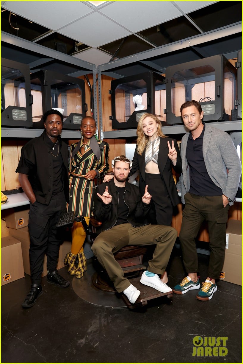 Chloe Moretz & 'The Peripheral' Cast Members Attend New York Comic Con ...