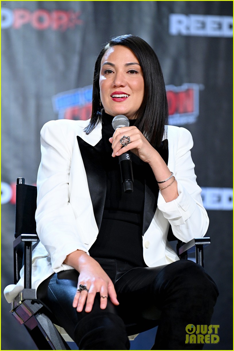 Chloe Moretz & 'The Peripheral' Cast Members Attend New York Comic Con ...