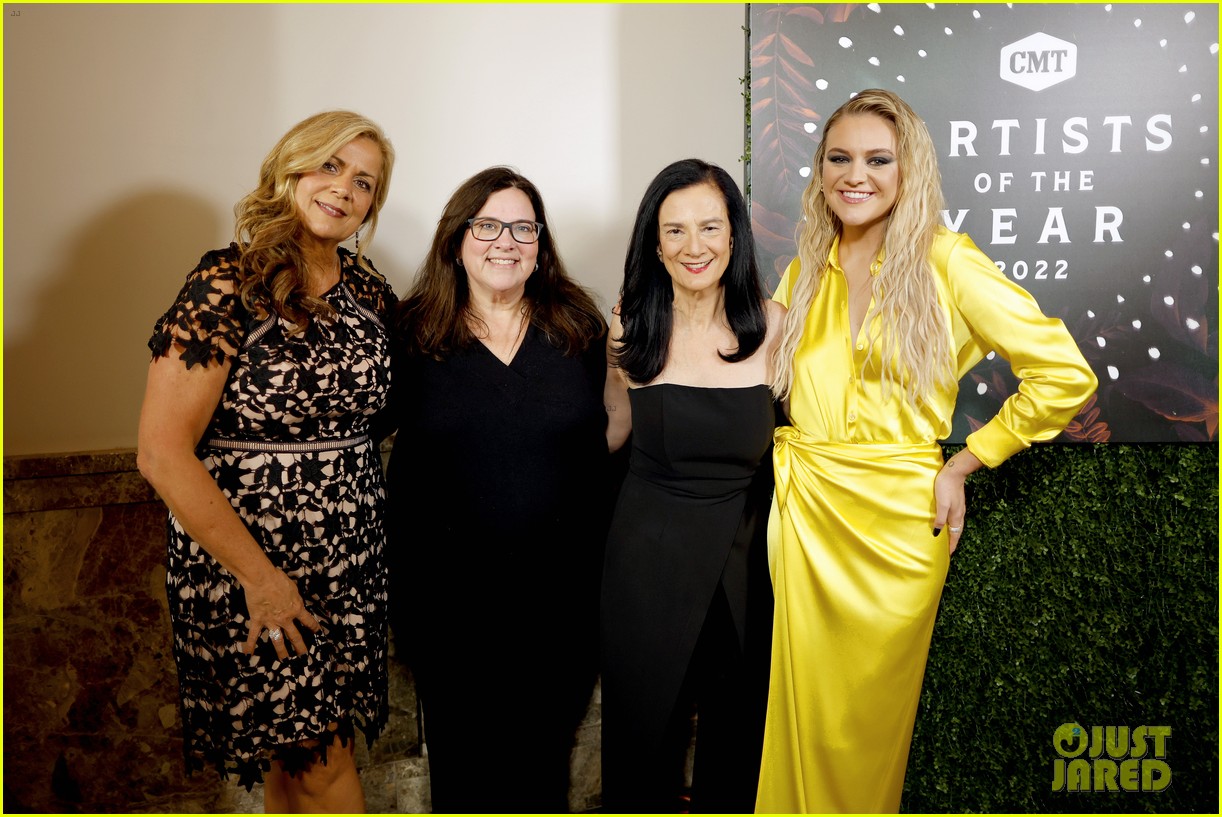 Kelsea Ballerini Honors Carly Pearce & More at CMT Artists Of The Year ...