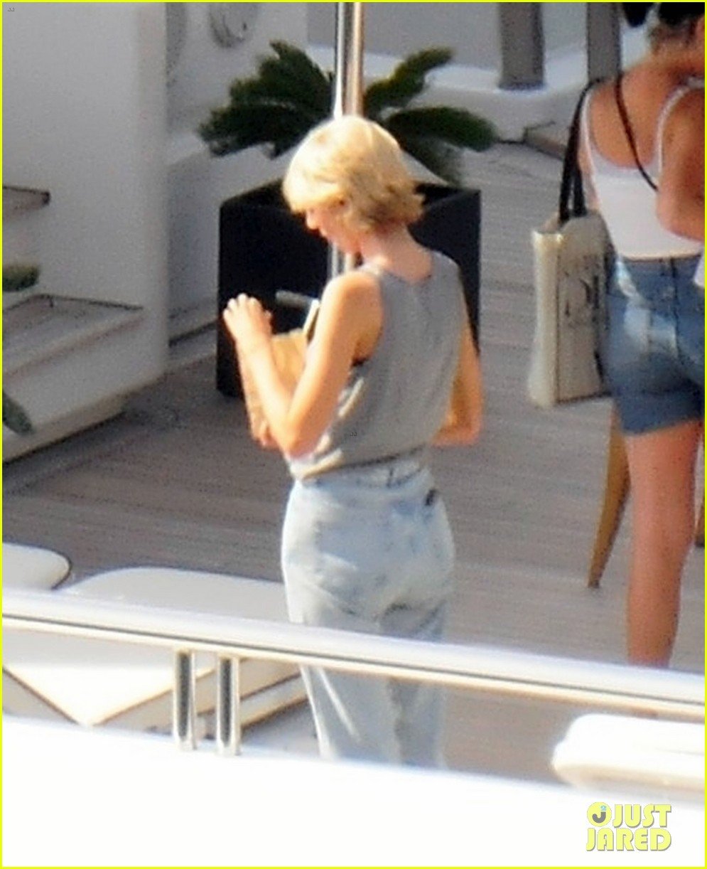 'The Crown' Season 6 Photos: Elizabeth Debicki Spotted On Set as ...