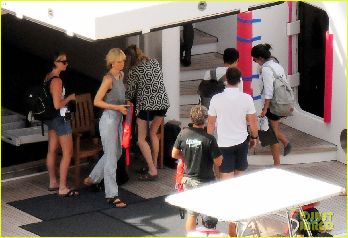 'The Crown' Season 6 Photos: Elizabeth Debicki Spotted On Set as ...