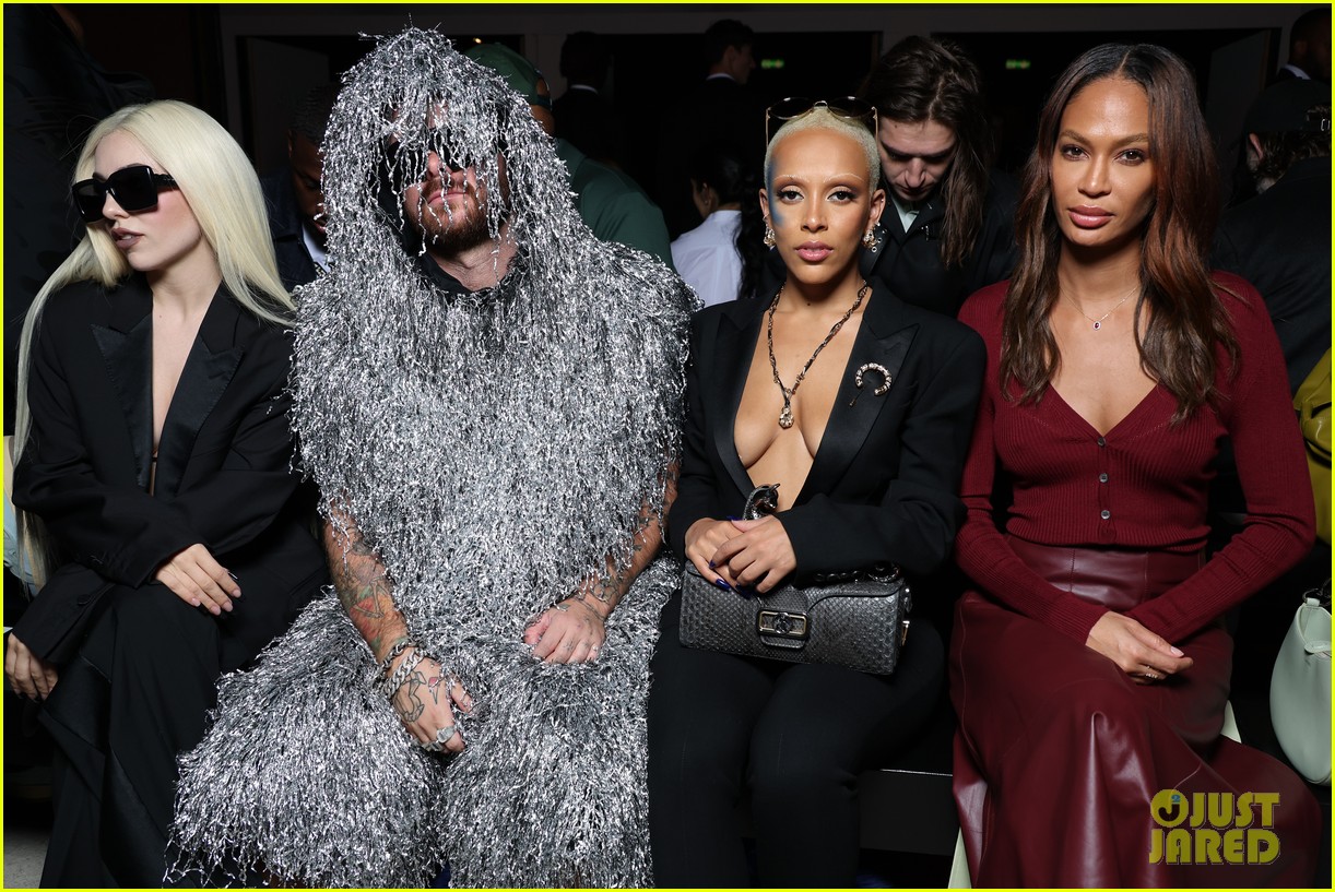 Doja Cat Claps Back After Fan Says Her Gold Face Makeup 'Looks Ugly' On ...