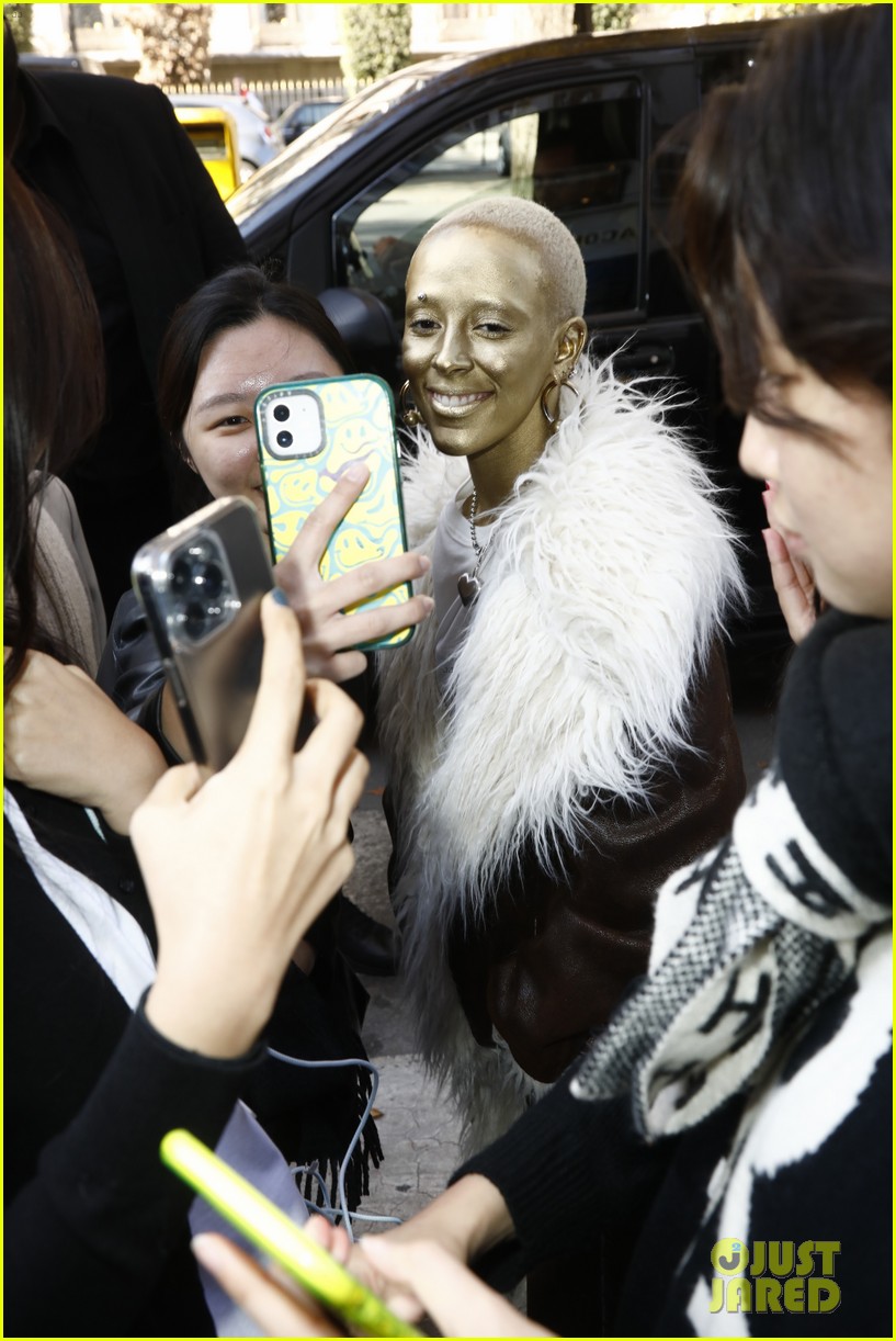 Doja Cat Claps Back After Fan Says Her Gold Face Makeup 'Looks Ugly' On ...