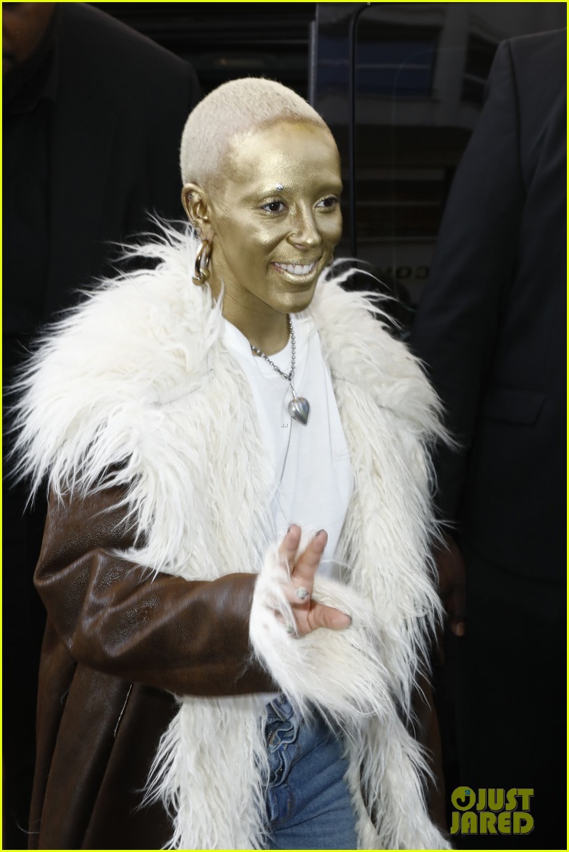 Doja Cat Claps Back After Fan Says Her Gold Face Makeup 'Looks Ugly' On ...