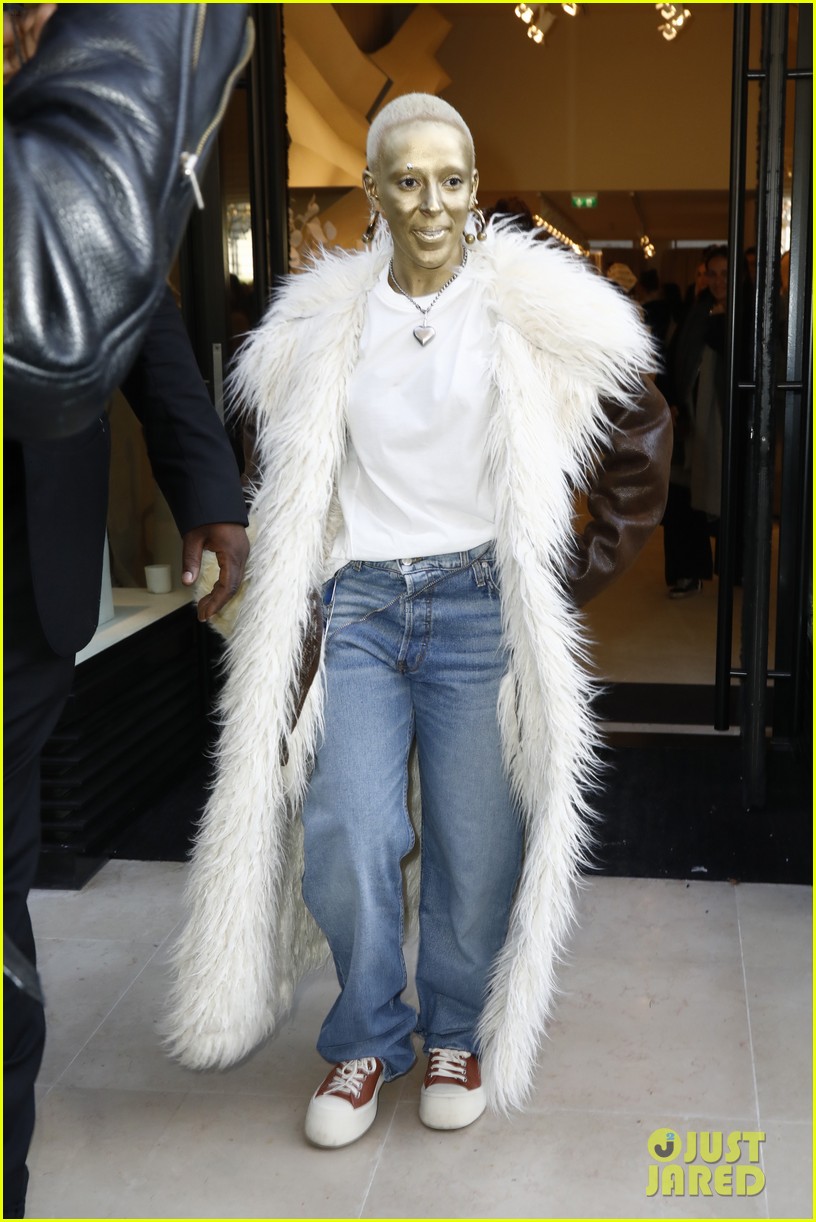 Doja Cat Claps Back After Fan Says Her Gold Face Makeup 'Looks Ugly' On ...