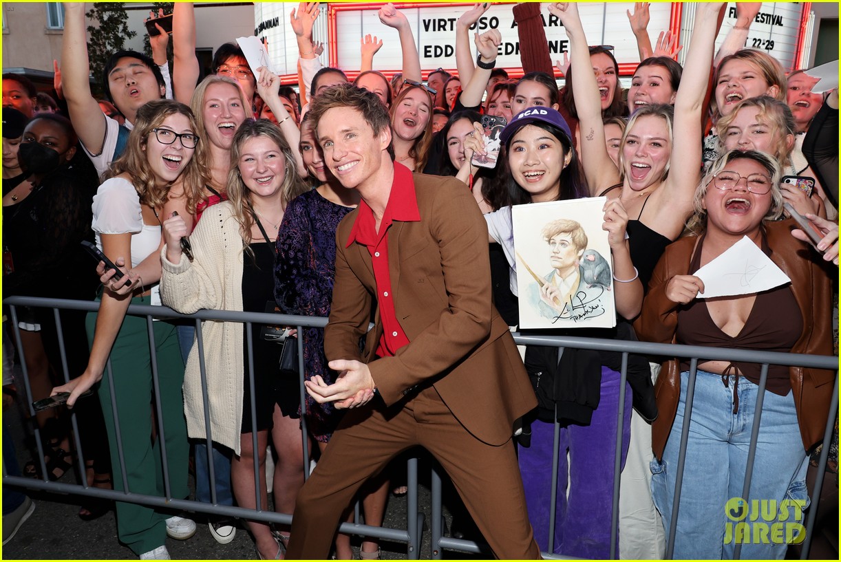 Eddie Redmayne Credits His Parents For Being The Secret To His Success ...