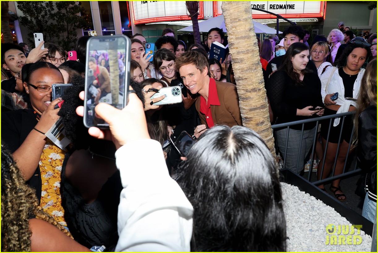 Eddie Redmayne Credits His Parents For Being The Secret To His Success ...