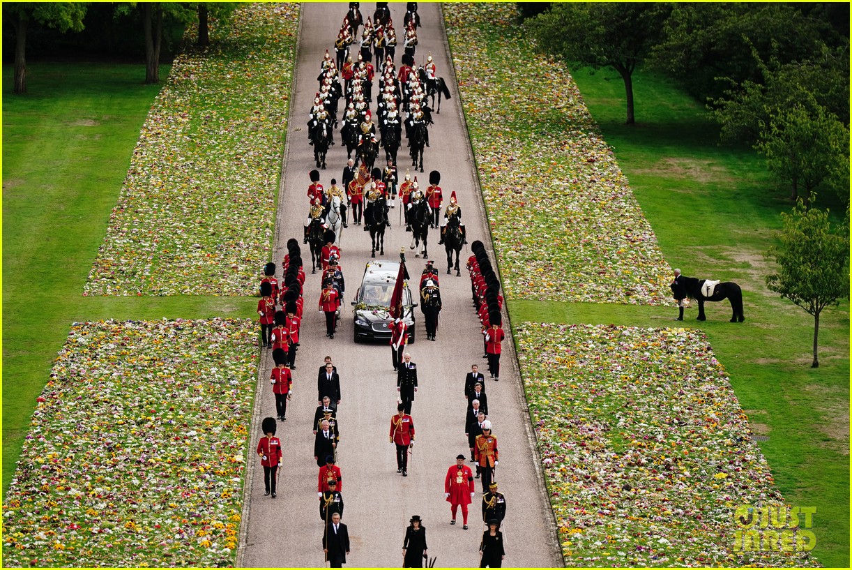 Buckingham Palace Reveals What Will Happen to Queen Elizabeth's Pony, Emma: Photo 4835810 ...