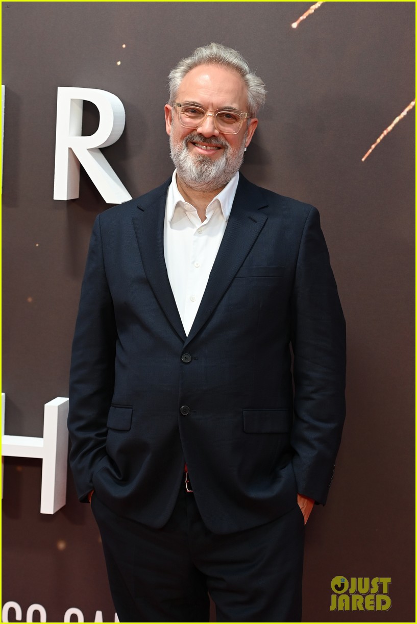 Olivia Colman Joins Colin Firth & Michael Ward at 'Empire of Light ...