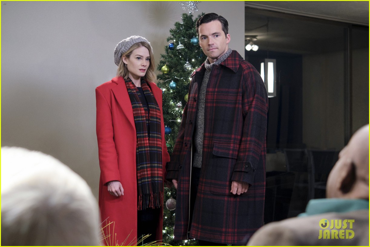 Ian Harding Thinks He Could Be A Scrooge in Hallmark's 'Ghost of ...