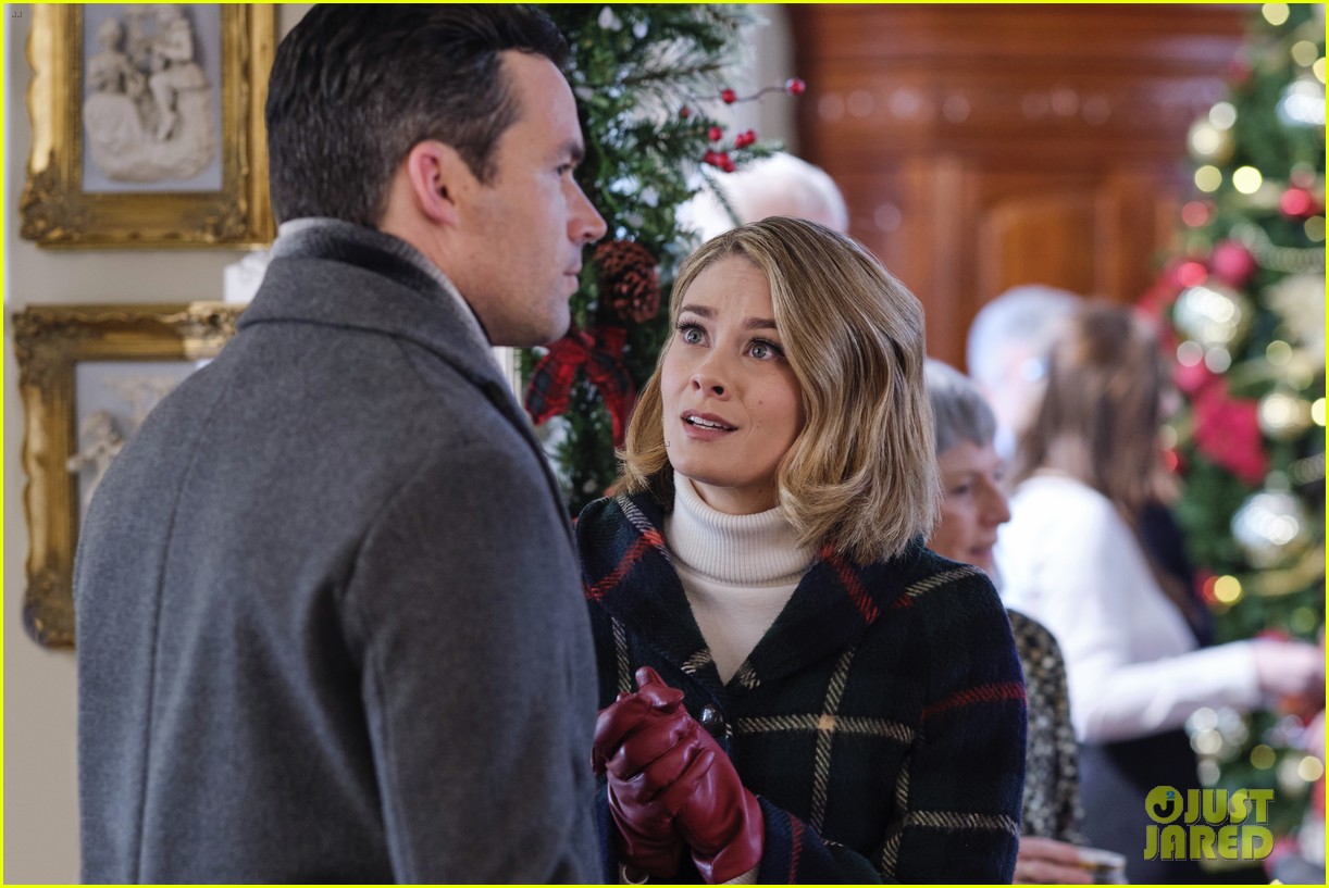 Ian Harding Thinks He Could Be A Scrooge in Hallmark's 'Ghost of Christmas Always': Photo ...