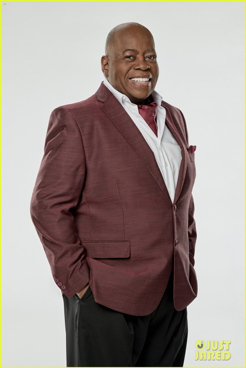 Ian Harding Thinks He Could Be A Scrooge in Hallmark's 'Ghost of ...