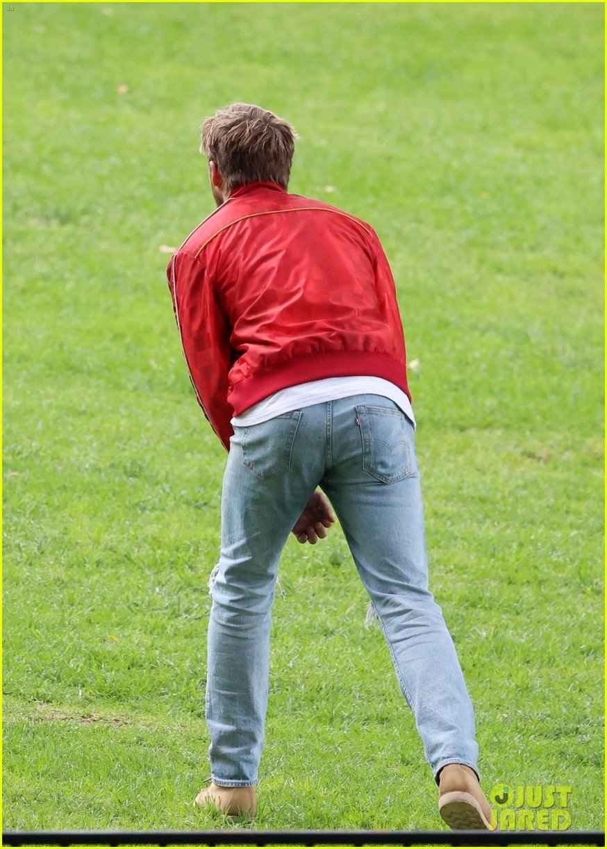 Photo: ryan gosling stephanie hsu dogs tangle fall guy set 45 | Photo ...