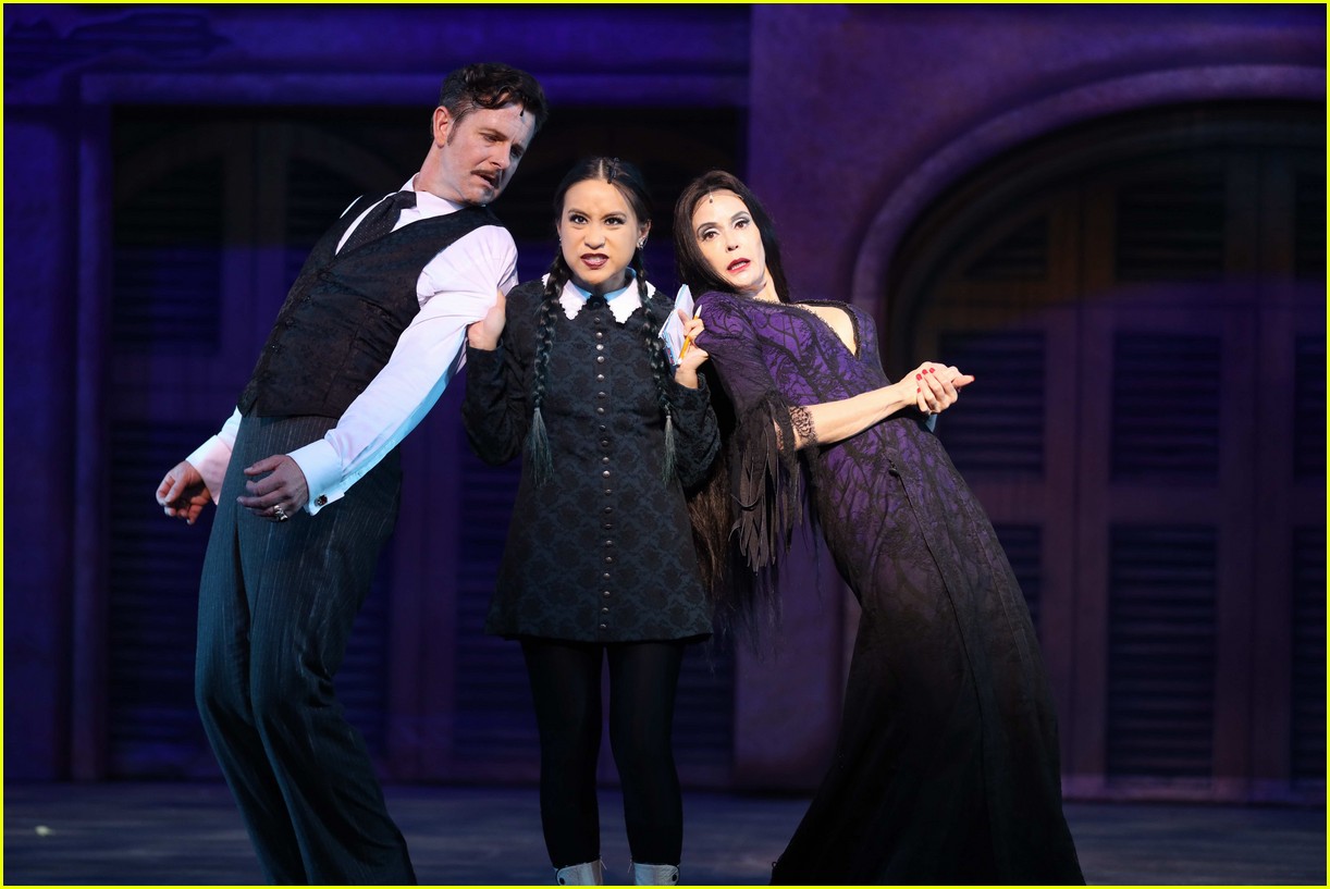 Teri Hatcher Returns to the Stage as Morticia Addams in 'The Addams ...