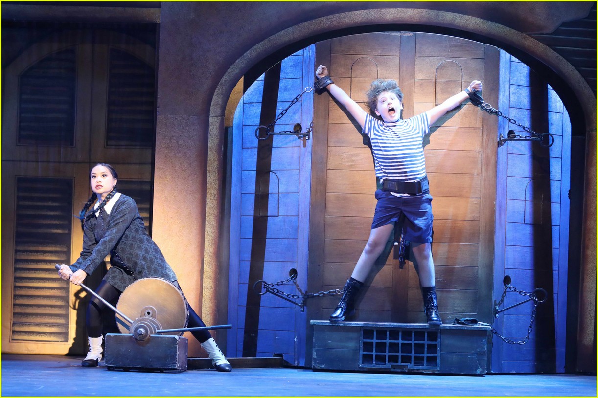 Teri Hatcher Returns to the Stage as Morticia Addams in 'The Addams ...