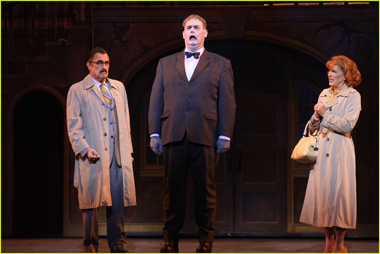 Teri Hatcher Returns to the Stage as Morticia Addams in 'The Addams ...